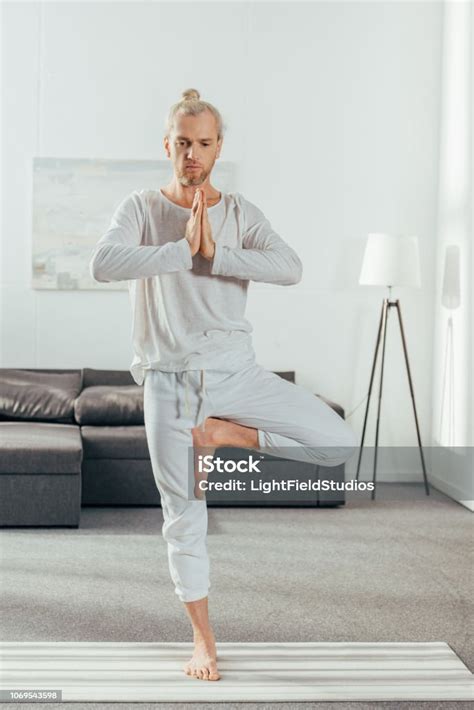 집에서 요가 매트에 나 마스 테 제스처와 트리 포즈에 서 성인 남자 기도 자세에 대한 스톡 사진 및 기타 이미지 기도 자세 Mental Wellbeing 가정 생활