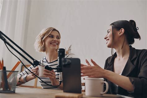 녹음 스튜디오에서 팟캐스트를 하는 동안 이야기하고 웃고 있는 두 명의 아름다운 젊은 여성 말하기에 대한 스톡 사진 및 기타 이미지 말하기 여자 여자만 Istock