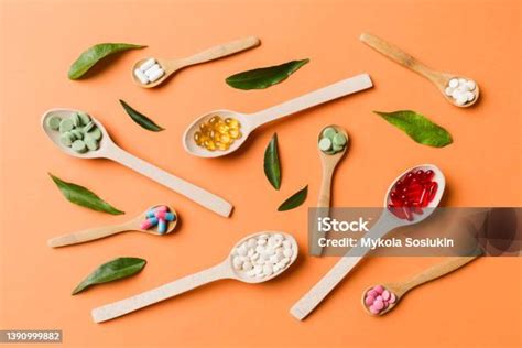 컬러 배경에 나무 숟가락에 비타민과 미네랄 알약의 최고 보기 다양성 모듬 약 약 약 약의 최고 보기 건강 보조 식품 건강 관리 제품 약품 캡슐에 대한 스톡 사진 및 기타