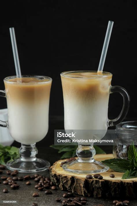 어두운 배경에 유리 비커에 우유와 얼음 조각 얼음 라떼 또는 아이스 커피 상쾌한 음료 여름 음료 각얼음에 대한 스톡 사진 및 기타 이미지 Istock