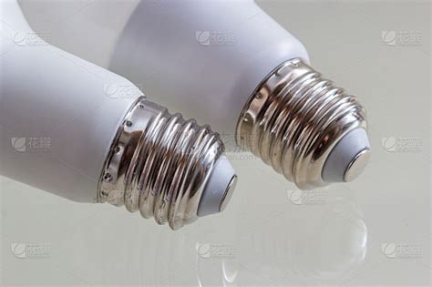LED新技术灯泡隔离在白色背景上超级节能电灯环保真实的照片