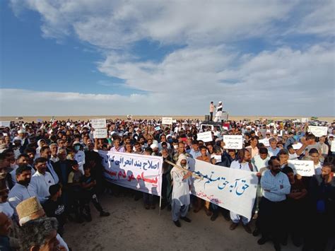 مطالبه مردم سیستان در دل تالاب «هامون برای پیگیری حقابه خبرگزاری مهر اخبار ایران و جهان