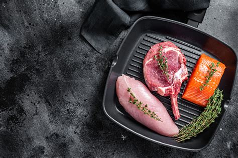 생 스테이크를 요리 그릴 팬에 생선 연어 필레 쇠고기 고기와 칠면조 가슴살 검은 색 배경 맨 위 보기입니다 복사 공간 가금류에 대한 스톡 사진 및 기타 이미지 Istock