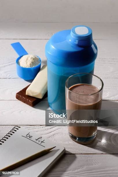 초콜릿 단백질 쉐이크 에너지 바 및 노트북 될 맞는 흰색 나무 테이블에 서명 0명에 대한 스톡 사진 및 기타 이미지 0명 가루로 빻은 단백질 Istock