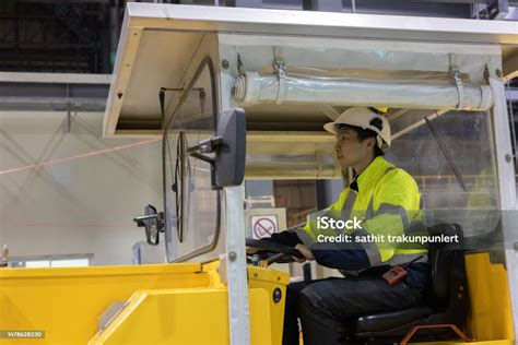 프로젝트 엔지니어 기차 열차의 디젤 엔진 열차 창고의 철도 트랙을 검사하십시오 강철에 대한 스톡 사진 및 기타 이미지 강철 건설 산업 건축자재 Istock