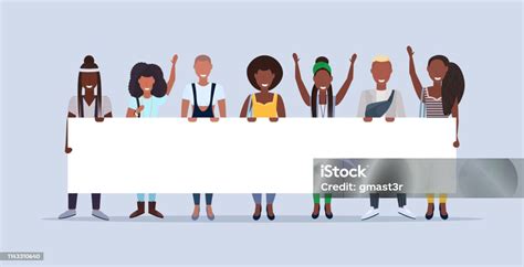 행복 한 남자 여자 함께 서 있는 빈 현수막 표시 보드 시연 개념 웃는 아프리카계 미국인 사람들 남성 여성 만화 캐릭터 전체 길이 수평 개념에 대한 스톡 벡터 아트 및 기타