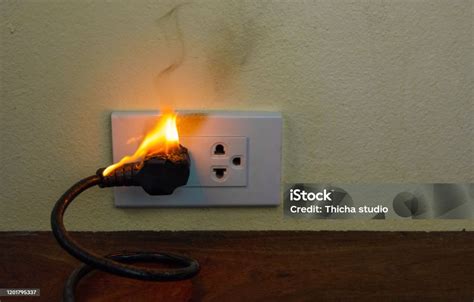 화재 전선 플러그 리셉터클 벽 파티션 전기 단락 실패로 인해 전기 와이어 연소 0명에 대한 스톡 사진 및 기타 이미지 0명 가정 생활 개념 Istock