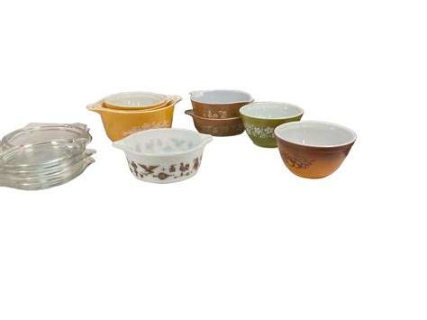 Lot 8 Different Pieces Of Pyrex Dishes With 5 Lids