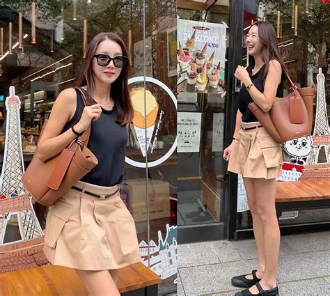 소이현 ‘아이들 개학 넘 좋아 대학생 여친 같은 민소매 미니스커트 외출룩