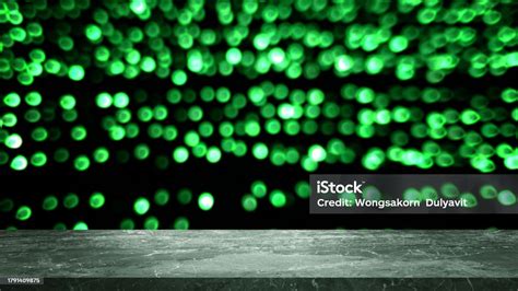 축제 분위기에 표시된 제품을 위한 녹색 조명 보케 배경이 있는 빈 회색 대리석 탁상 당 승진을 위한 빈 사본 공간을 가진 제품 대를 위한 호화스러운 배경 크리스마스