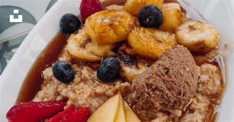 과일과 견과류를 얹은 오트밀 한 그릇 사진 Unsplash의 무료 조반 이미지