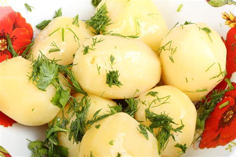 기름과 다진된 딜 삶은 감자 나뭇잎과 흰색 도자기 접시에 파 슬 리 잎 0명에 대한 스톡 사진 및 기타 이미지 0명 감자