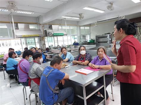 วิทยาลัยอาชีวะลำปาง จัดโครงการอาชีวศึกษาเพื่อคนพิการ สอนทำขนมและอาหารว่าง เป็นการพัฒนาทักษะอาชีพ