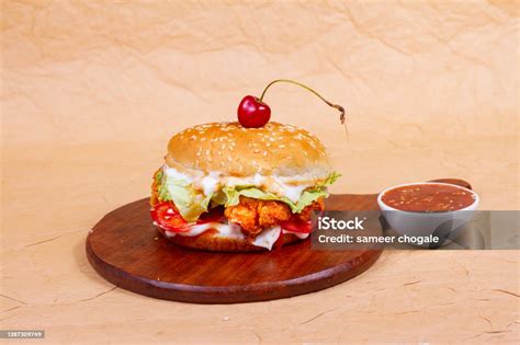 수분이 많은 미니 스낵 버거 햄버거 또는 치즈 버거와 치킨 패티 1 개 소스 미국 패스트 푸드의 개념 복사 공간 고기에 대한 스톡 사진 및 기타 이미지 Istock