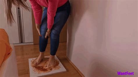 Devora Barefoot Stuck Hd Barefoot Food Crush Clips Clips4sale