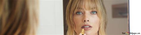 Margot Robbie Puts On Makeup In Front Of The Mirror Puts Lipstick On Her Lips K Wallpaper Download
