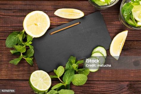 오이 레몬과 나무 바탕에 민트 음료를 해독 보기 상위 공간을 복사 합니다 음식 배경 0명에 대한 스톡 사진 및 기타 이미지
