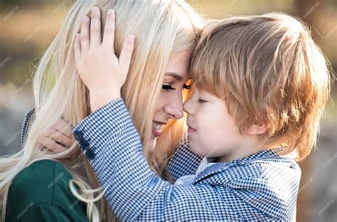 Retrato De Madre Y Hijo Abrazando Madre Abrazando Y Abrazando A Su Hijo