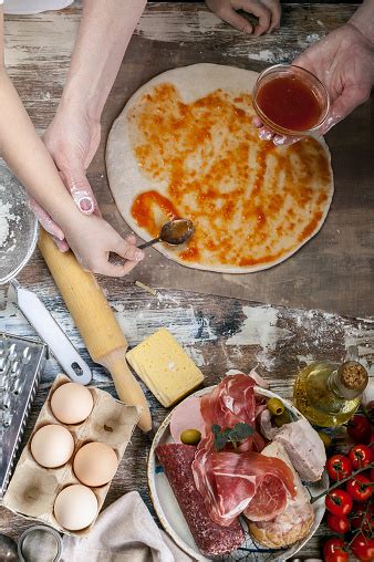 엄마와 함께 피자를 요리 엄마와 딸 손 함께 수 제 피자를 요리입니다 재료 및 테이블의 배경에 장비 음식 개념 가정 생활에 대한