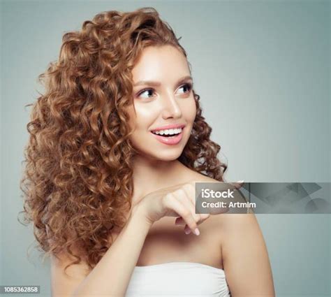 놀된 여자를 가리키는입니다 측면을 가리키는 긴 곱슬 머리를 가진 아름 다운 여성 모델 소녀 긍정적인 감정입니다 표현 적인 얼굴 표정 가발에 대한 스톡 사진 및 기타 이미지