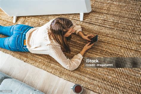 집에서 친구들과 연결하는 휴대 전화를 사용하는 동안 미소 예쁜 여자 20 29세에 대한 스톡 사진 및 기타 이미지 20 29세 30 34세 Brand Name