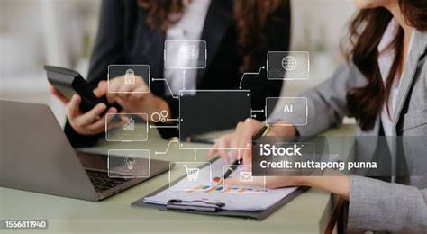 팀 작업 프로세스 새로운 스타트업 프로젝트와 함께 일하는 젊은 비즈니스 승무원 사진 프로젝트 관리자 회의 계획 서류를 분석하십시오 사무실에서 Brand Name Smart