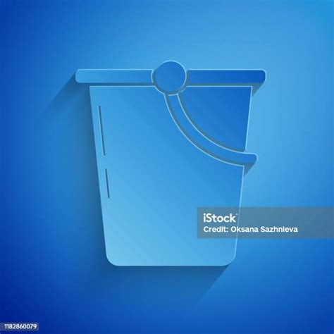 파란색 배경에 격리 된 종이 잘라 버킷 아이콘입니다 종이 아트 스타일입니다 벡터 일러스트레이션 가사 집안일에 대한 스톡 벡터 아트 및 기타 이미지 Istock