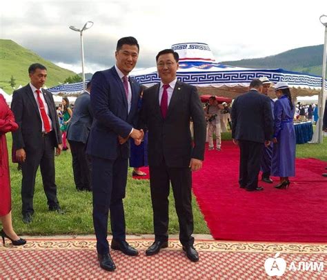 Ч Ундралын нөхөр Д Даваадорж Ерөнхий сайд Л Оюун Эрдэнээс үлгэр дуурайл авдаг