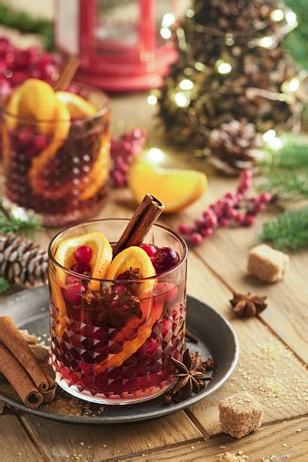 크리스마스 뜨거운 Mulled 와인입니다 향기로운 향신료 계피 아니스 설탕 보케와 장식이 있는 전나무 나뭇가지를 곁들인