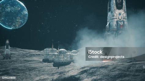 로켓은 달 우주 식민지 근처 달에 착륙 우주 로켓은 화재 배기와 연기를 분출한다 이미지는 소설 미래 또는 우주 여행 배경을위한 것입니다 3d 렌더링 달 표면에 대한 스톡