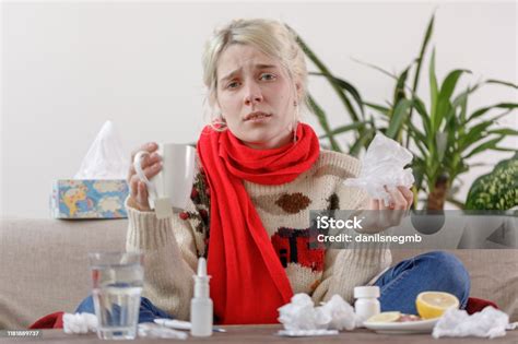스웨터를 입은 소녀는 아프고 뜨거운 음료가있는 머그잔을 들고 있습니다 감기와 독감 환자는 감기에 걸렸고 아프다 건강에 해로운 소녀 클로즈업 감기와 독감에 대한 스톡 사진 및