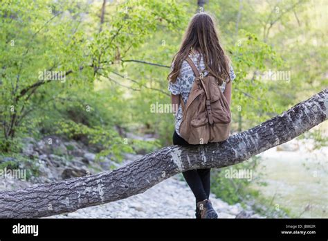 Jeune Fille Assise Dans Un Arbre Banque De Photographies Et Dimages Haute R Solution Alamy