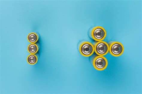 파란색 배경에 회색 노란색 알칼리성 Aa 배터리의 사진 충전식 Nimh 배터리의 재활용 가장 인기있는 어큐뮬레이터 크기입니다 공간을 복사합니다 개념에 대한 스톡 사진 및