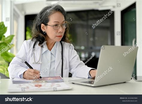 11 418 연구원 가운 이미지 스톡 사진 및 벡터 Shutterstock