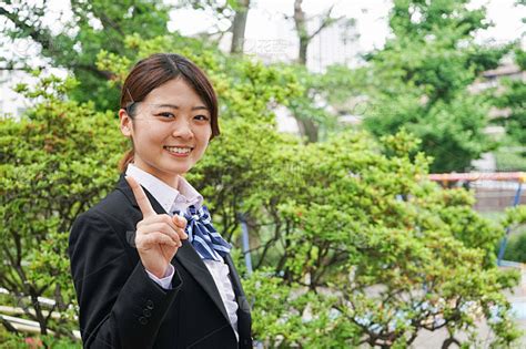 学生指着穿制服的东西