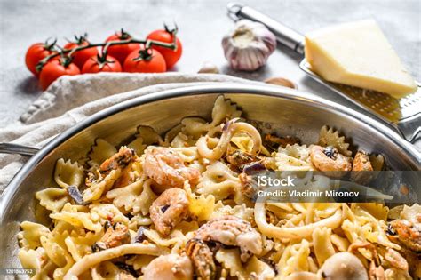 해산물 문어 새우 오징어 가리비 홍합을 곁들인 파스타 파팔레 회색 배경입니다 맨 위 보기 건강한 식생활에 대한 스톡 사진 및 기타 이미지 Istock