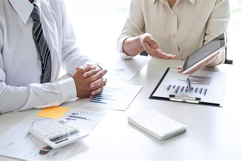 파트너 재무 및 회계 개념과의 비즈니스 만들기 대화의 투자 프로젝트 작업 및 전략 기획 회의에 대한 경영진 비즈니스 팀 프리젠