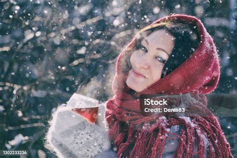 모피 코트와 머리 스카프를 입은 성인 여성이 겨울에 자연에서 차를 마신다 50 54세에 대한 스톡 사진 및 기타 이미지 50 54세 겨울 계절 Istock