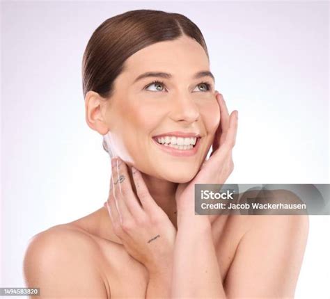 스킨케어 행복하고 그라데이션 배경에 몸단장 화장품 웰빙을 위해 스튜디오에서 여성의 얼굴에 손을 얹는다 아름다움 미소 및 소녀 모델은 럭셔리 메이크업 및 피부 피부과 루틴에서