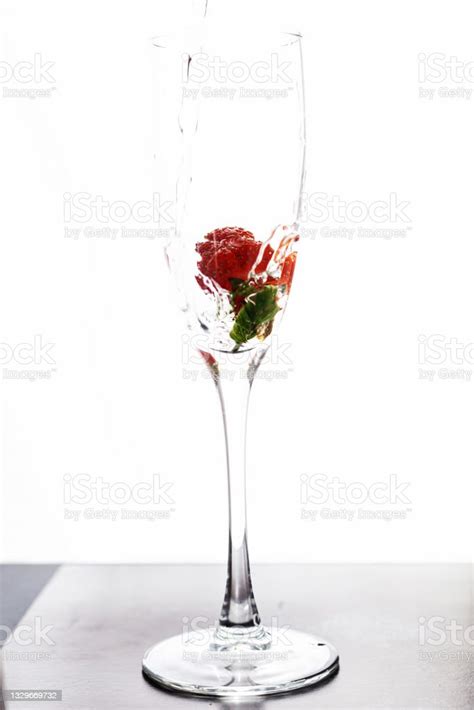 흰색 배경 복사 공간에 고립 된 딸기로 샴페인 잔을 채웁니다 0명에 대한 스톡 사진 및 기타 이미지 0명 기념일 노랑 Istock