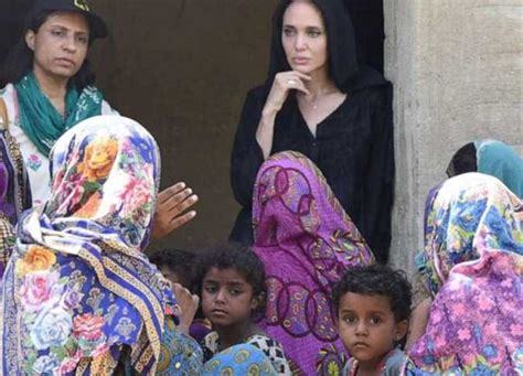 أنجيلينا جولي تدعم ضحايا فيضانات باكستان المصري اليوم