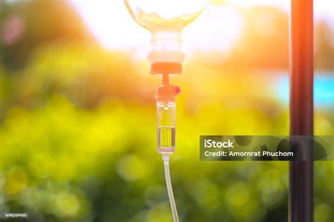 Iv 유체 정맥 주사 드롭 식염수 드립 병실 의료 개념 치료 응급 및 주사 약물 주입 치료 화학 요법 Conceptblue Light Backgroundselective