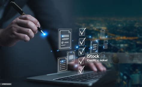 노트북에 문서 관리 시스템을 표시합니다 기업 파일 정보 관리 아카이빙 문서 기술 품질 파일을 위한 기술 소프트웨어를 통한 문서 작업 관리 3차원 형태에 대한 스톡 사진 및