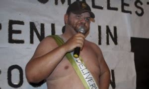 Orgulloso Por Ganar El Premio Del Pene M S Peque O