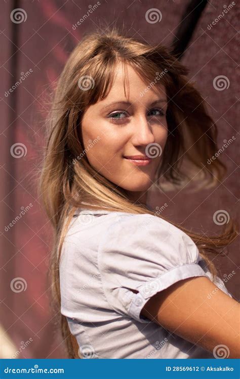 Bella Ragazza Abbronzata Fotografia Stock Immagine Di Bello