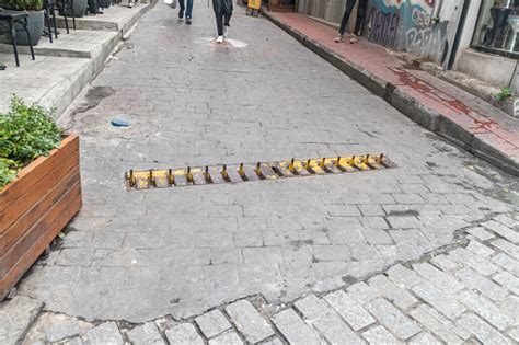 타이어 펑크에 스파이크 스트립 거리의 교통 통제를위한 스파이크 스트립 바리케이드에 대한 스톡 사진 및 기타 이미지 바리케이드 0명 강철 Istock