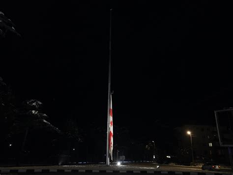 საბჭოთა ოკუპაციის დღესთან დაკავშირებით ადმინისტრაციულ შენობეზე სახელმწიფო დროშა დაეშვა Knews Ge