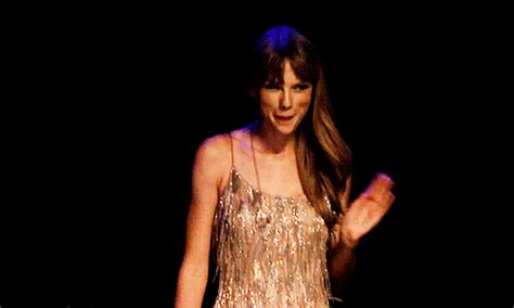 Taylor Swift Waving S Find And Share On Giphy