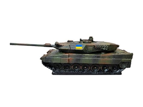 Військовий сувенір танка Leopard 2a6 на подарунок до дня Захисника України Патріотичний сувенір