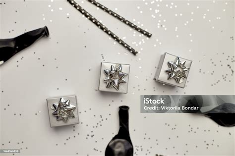 검은 색과 은색 선물 상자 다양한 파티 풍선 흰색 배경에 장식 생일 축하 파티 개념 상위 뷰가있는 축제 생일 파티 배경 0명에 대한 스톡 사진 및 기타 이미지 Istock